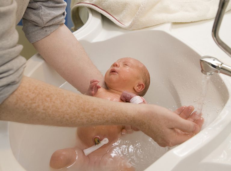 Bain de bébé : comment donner le bain à votre bébé